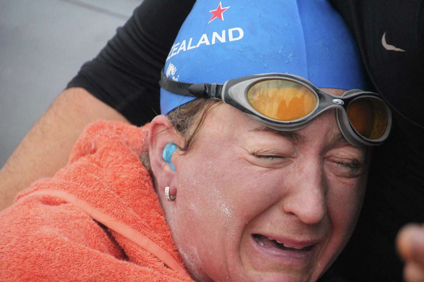 Kim Chambers becomes first woman to swim from Farallones to S.F.