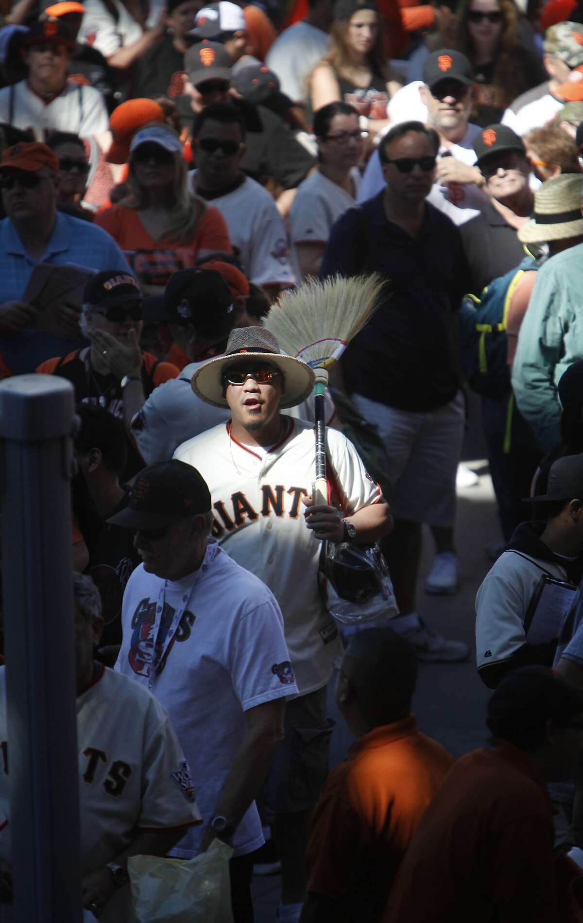 No sweep, no celebration for Giants fans