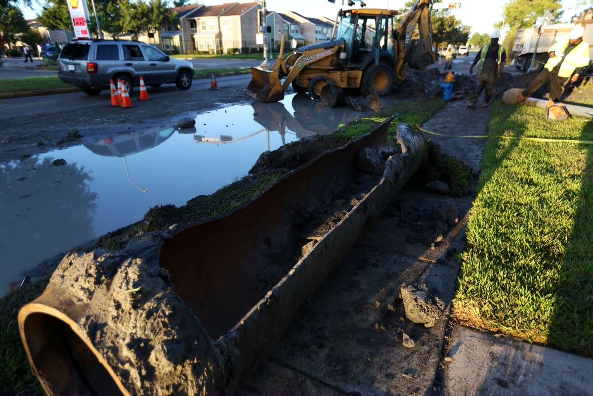 Water main break floods southwest Houston streets