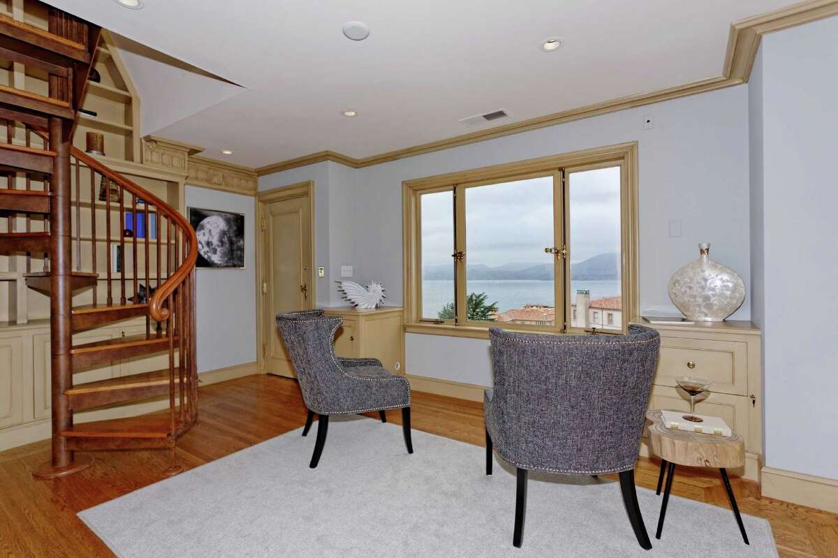 Mediterranean in Sea Cliff boasts architectural pedigree, superlative views