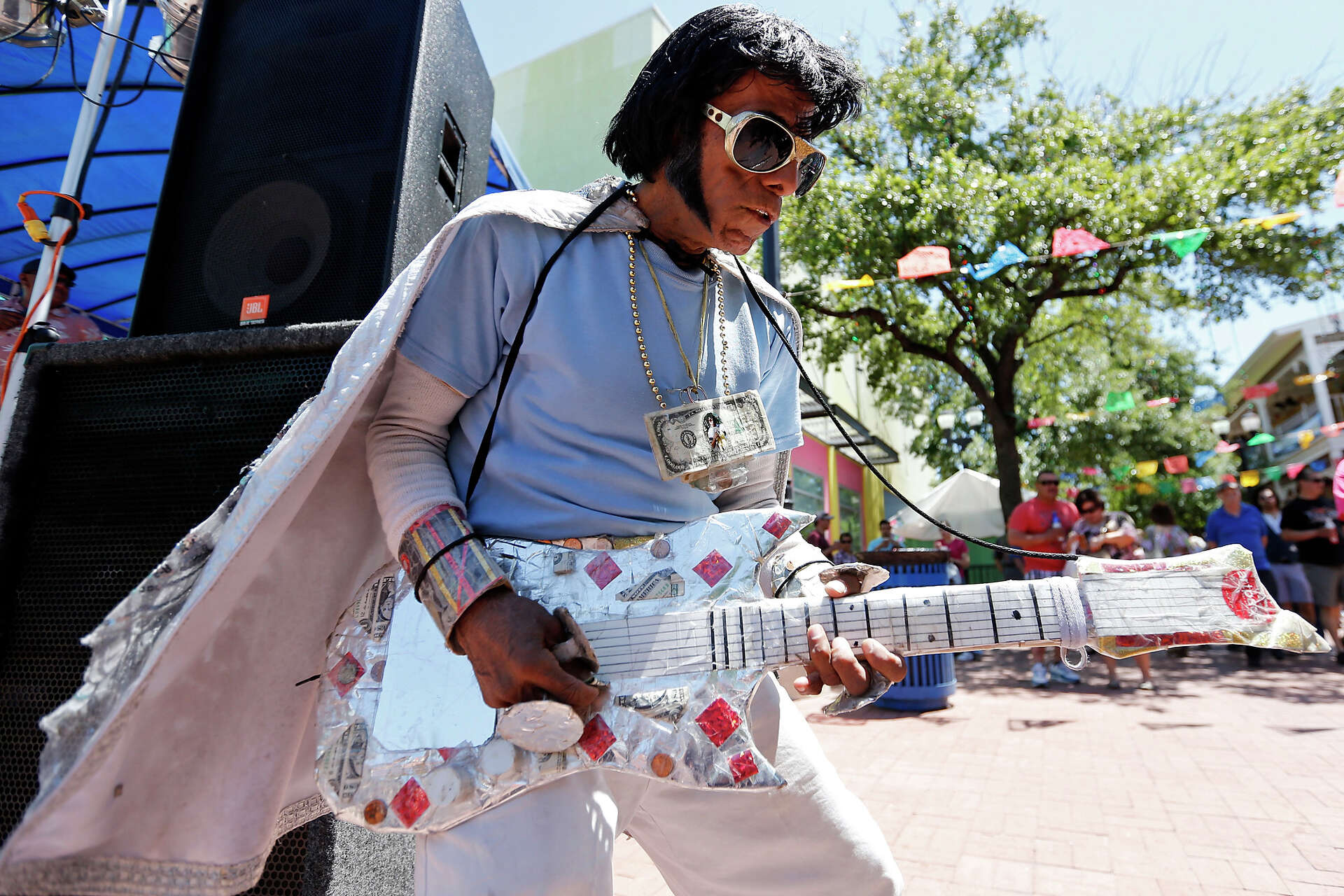 S.A. Confidential: Hispanic Elvis has tourists all shook up