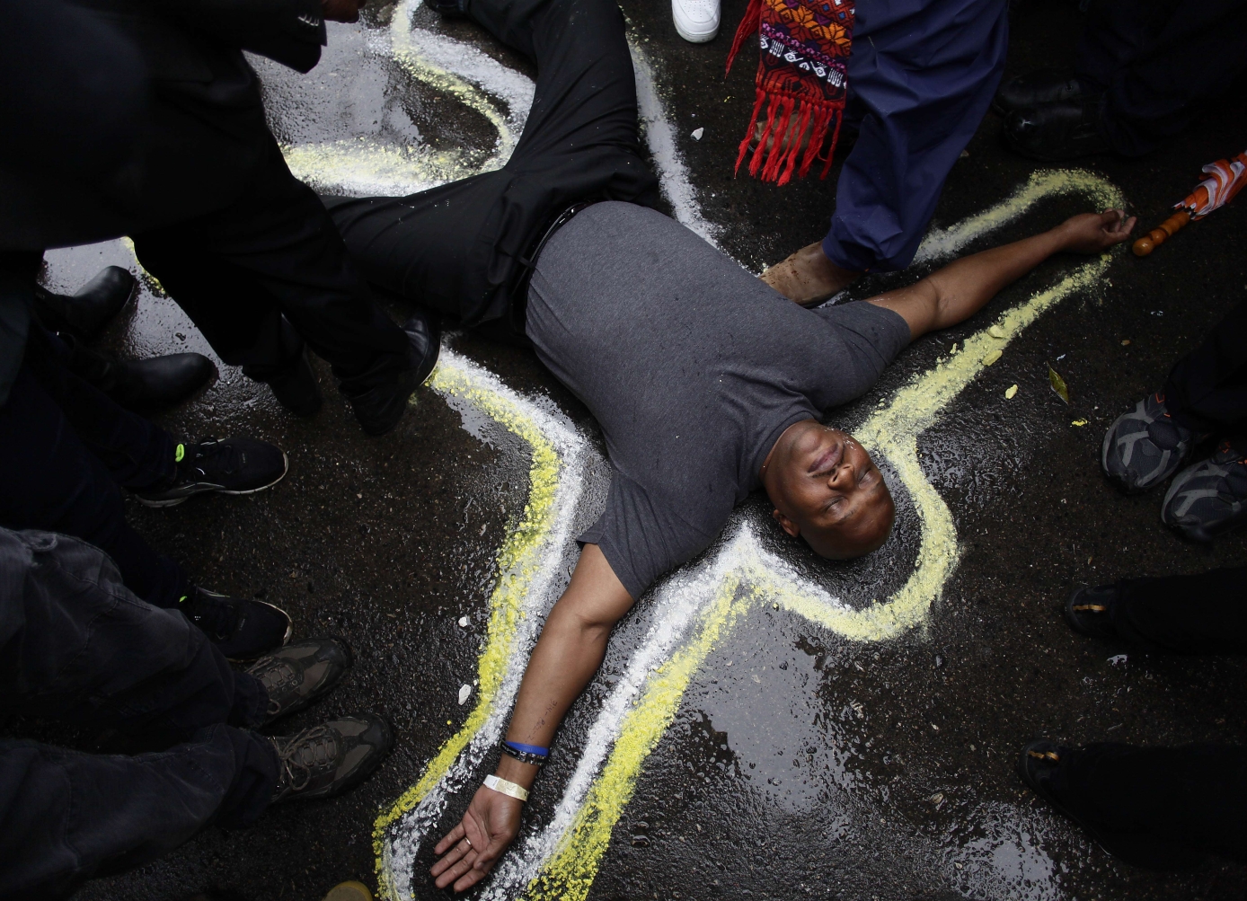 Hundreds brave rain as protests in Ferguson, Mo., continue