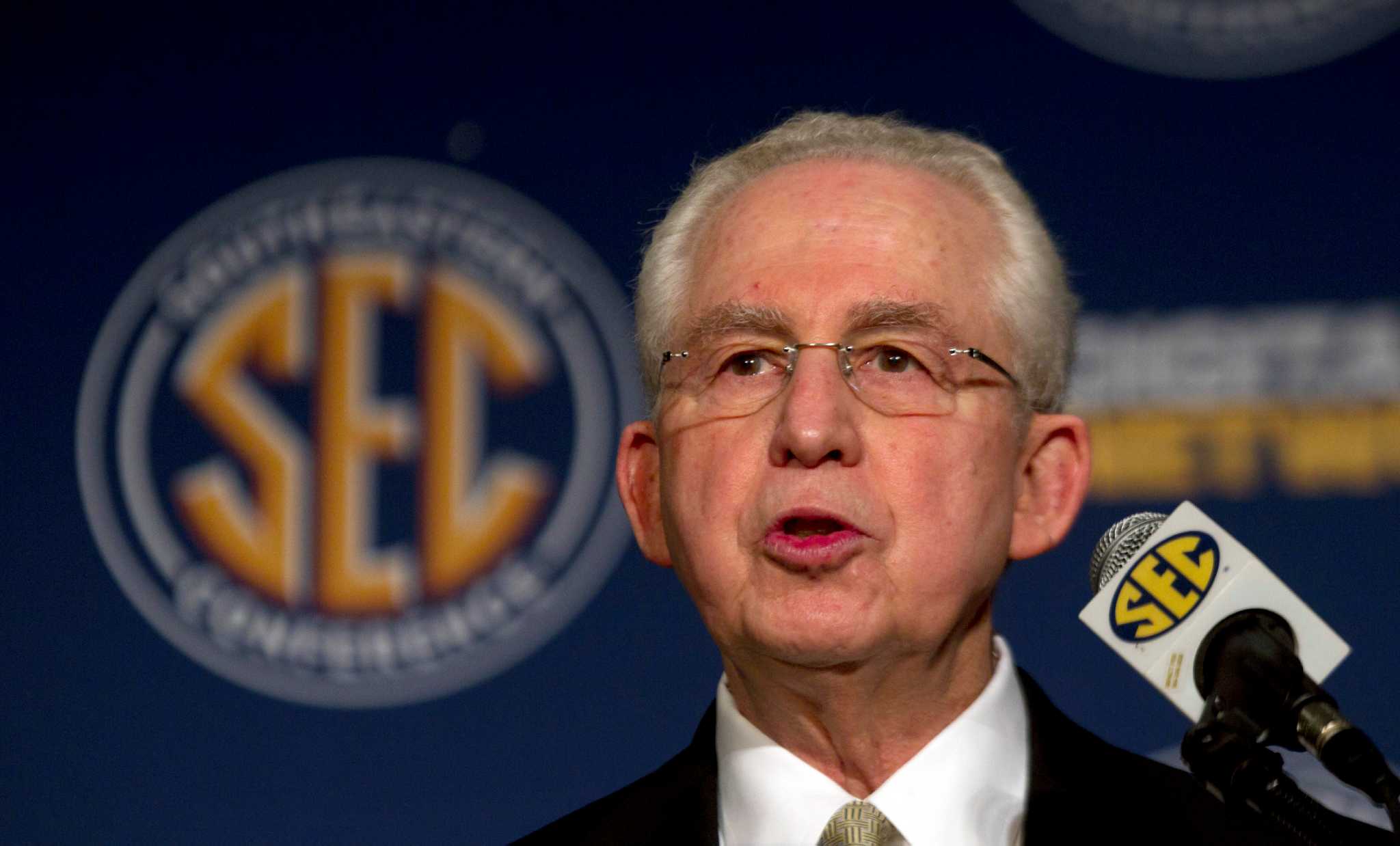SEC commissioner Slive to step down in 2015