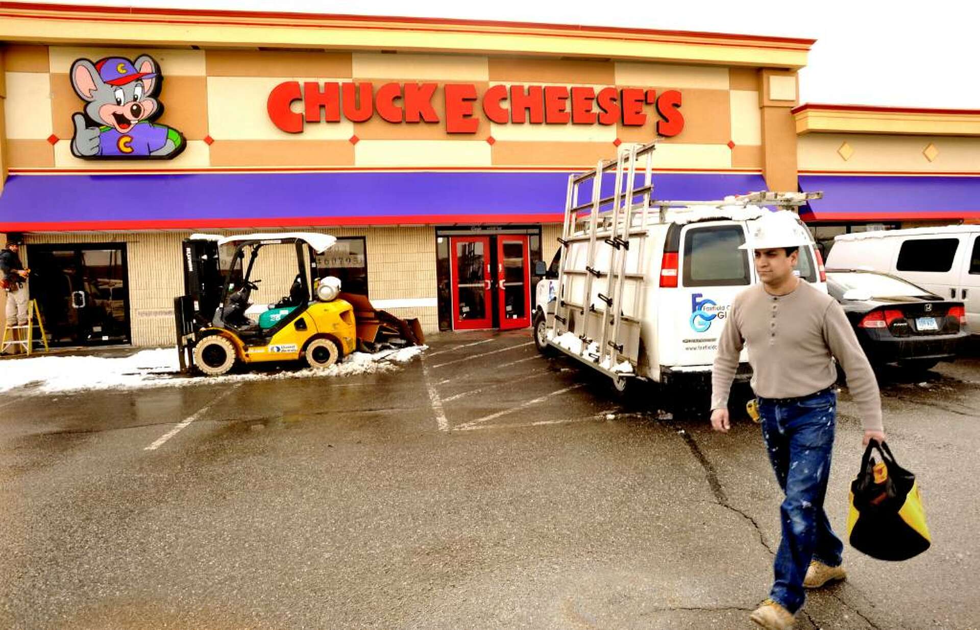 Chuck E. Cheese to open in Danbury next month