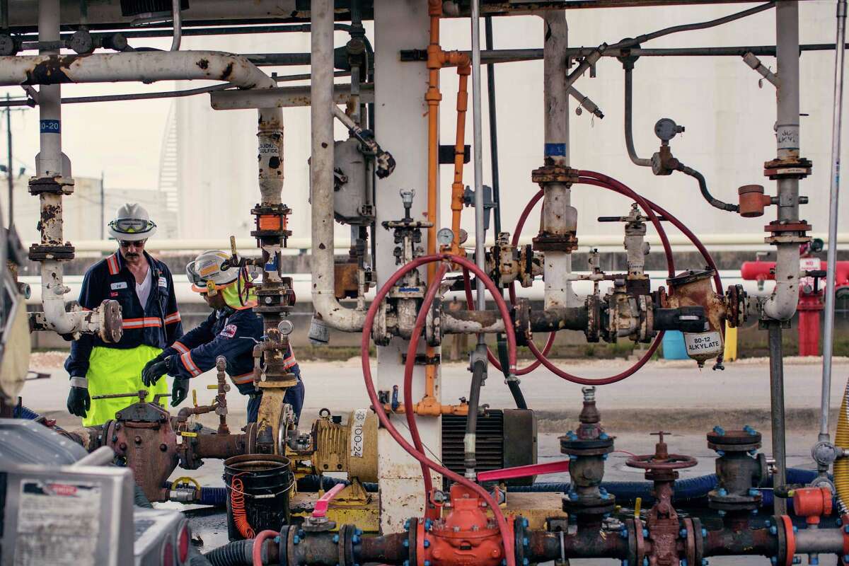 Kinder Morgan partnership reports rise in profit, distributable cash