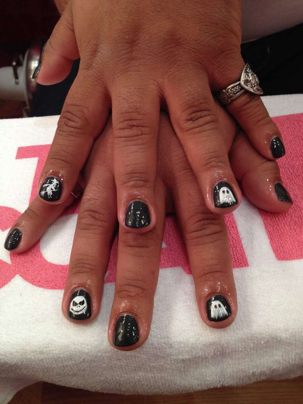 Halloween nails that go for chic not freak