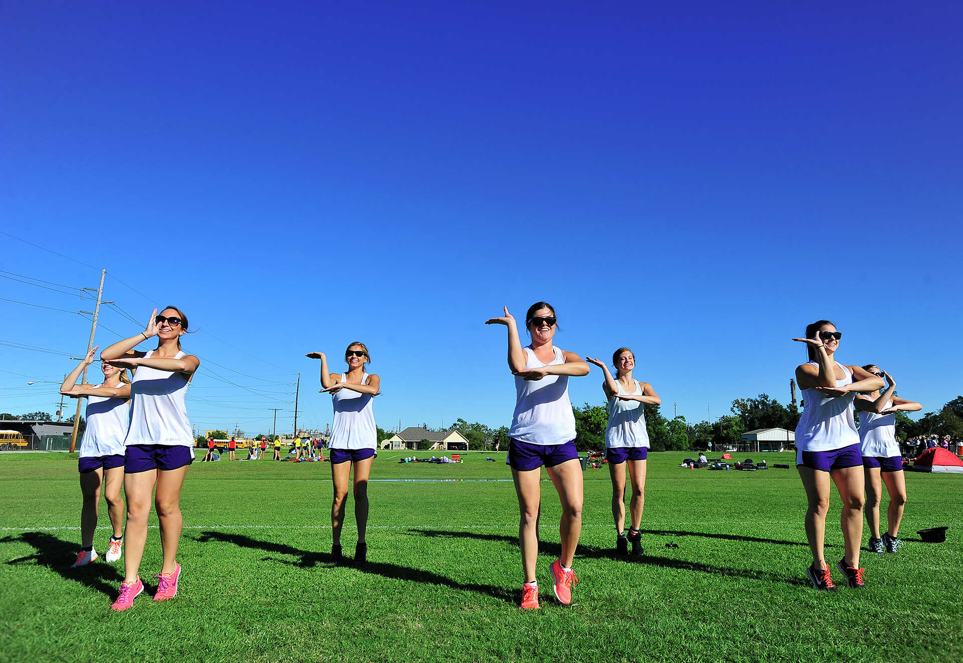 PN-G Indianettes create elaborate displays for headdresses