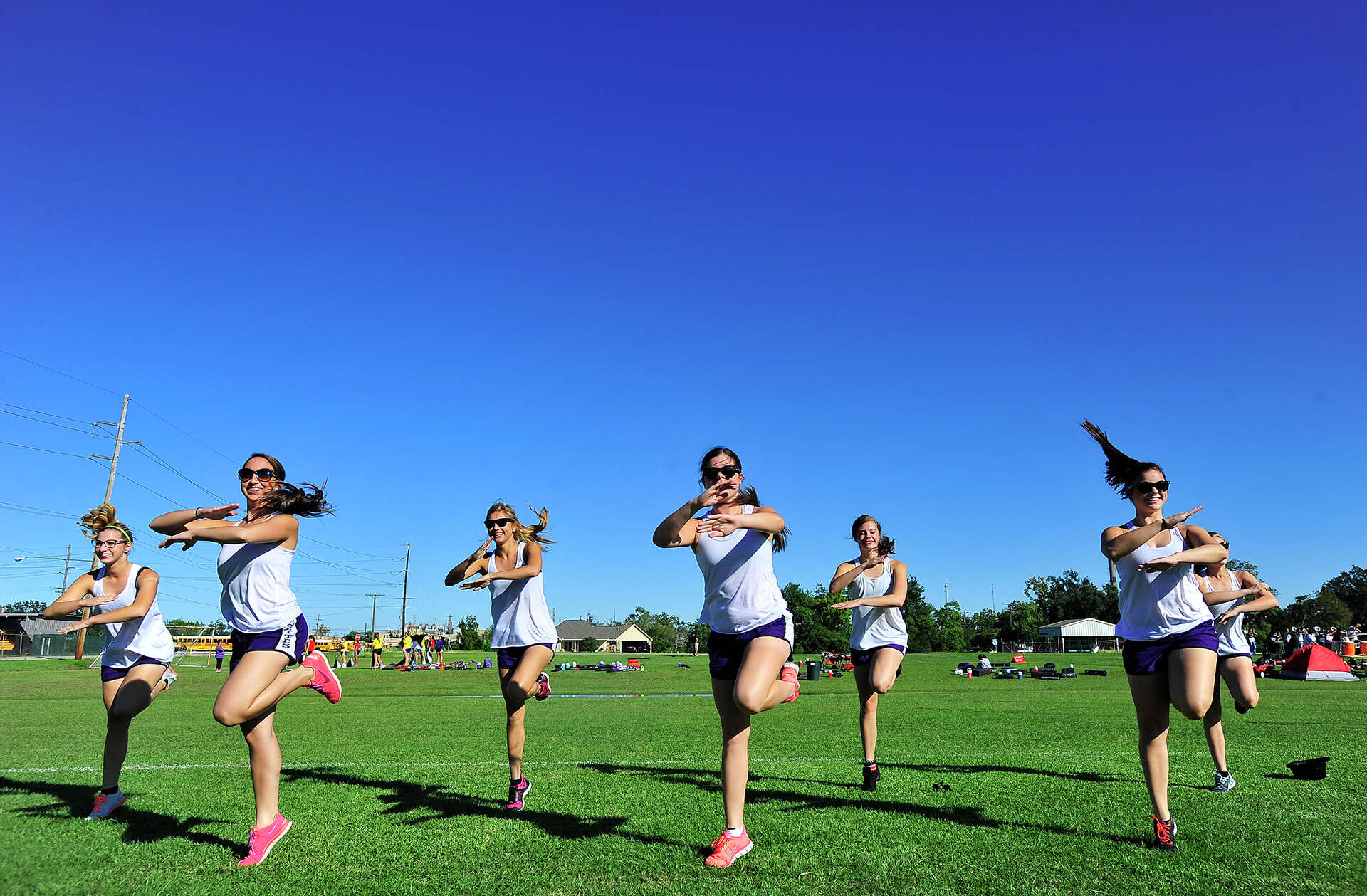 PN-G Indianettes create elaborate displays for headdresses
