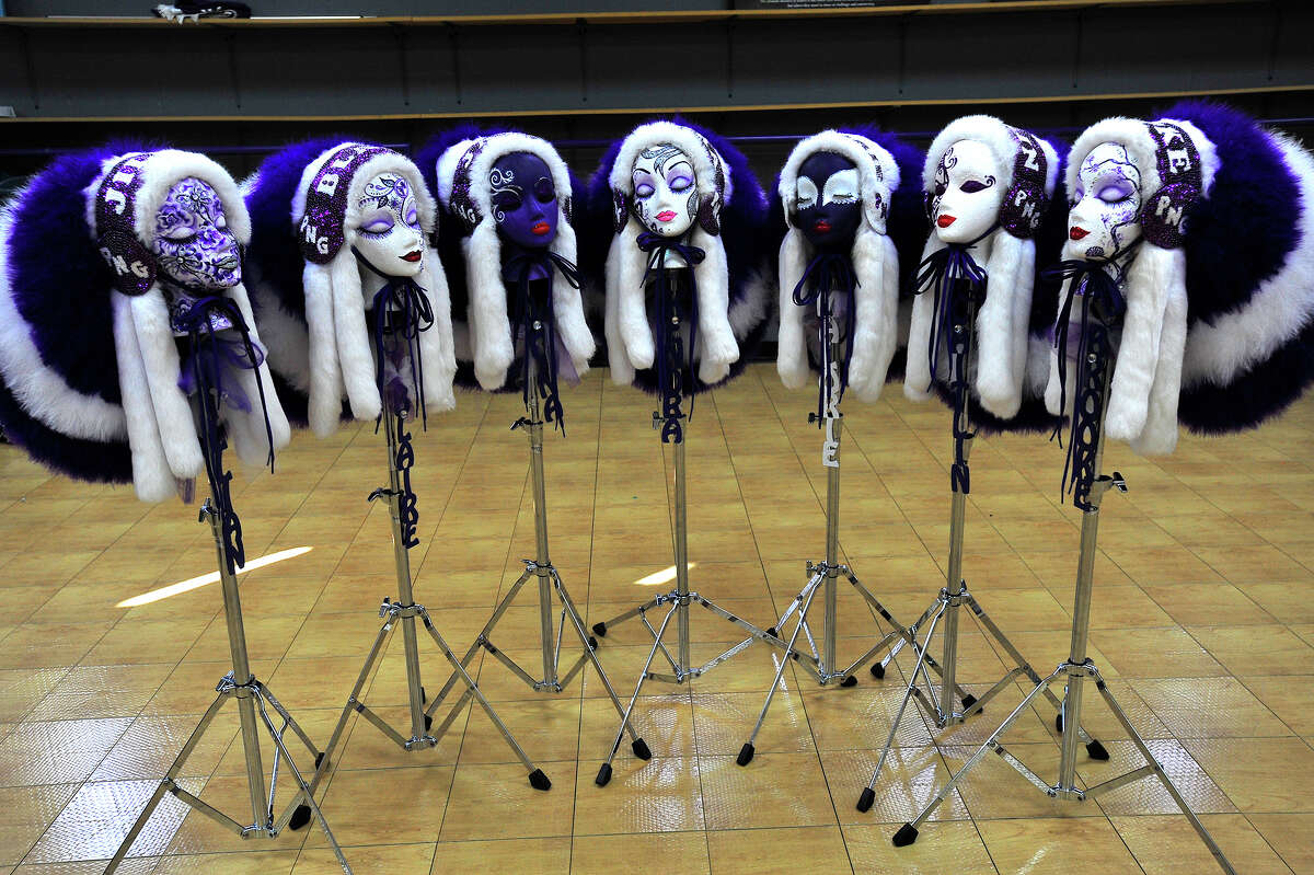 PN-G Indianettes create elaborate displays for headdresses