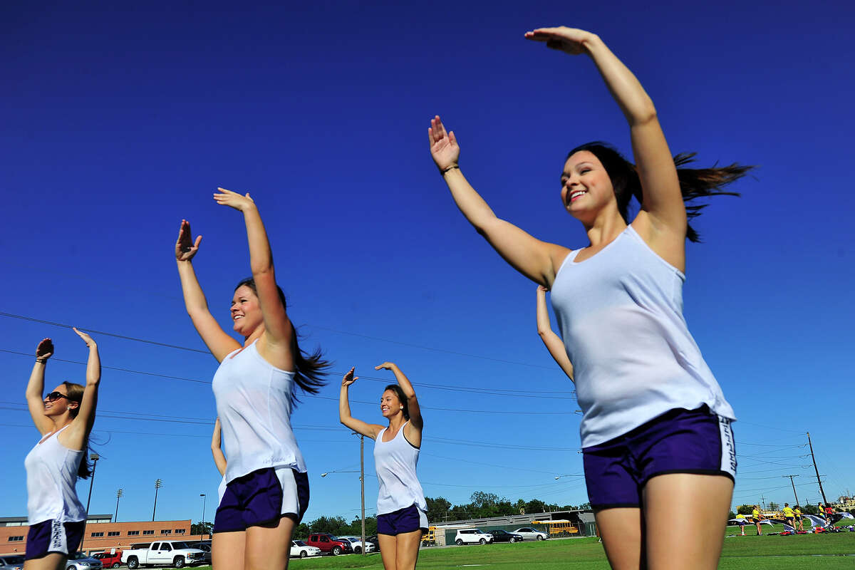 PN-G Indianettes create elaborate displays for headdresses