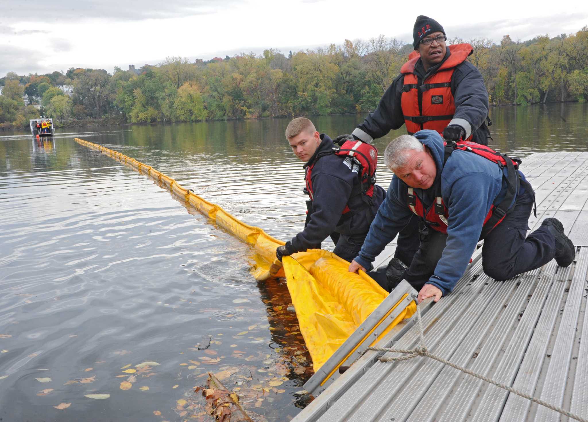 Oil spill training practice on Hudson River