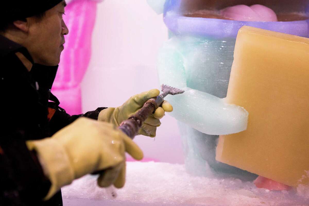 Massive SpongeBob ice sculpture debuts at Moody Gardens
