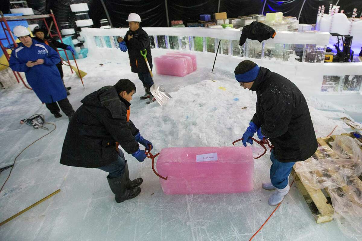 Massive SpongeBob ice sculpture debuts at Moody Gardens