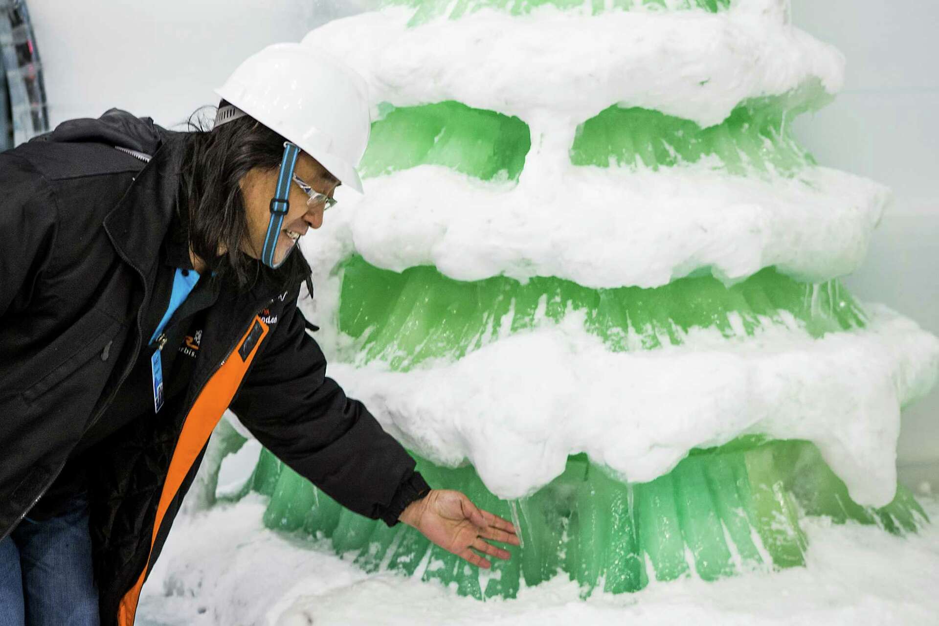 Massive SpongeBob ice sculpture debuts at Moody Gardens