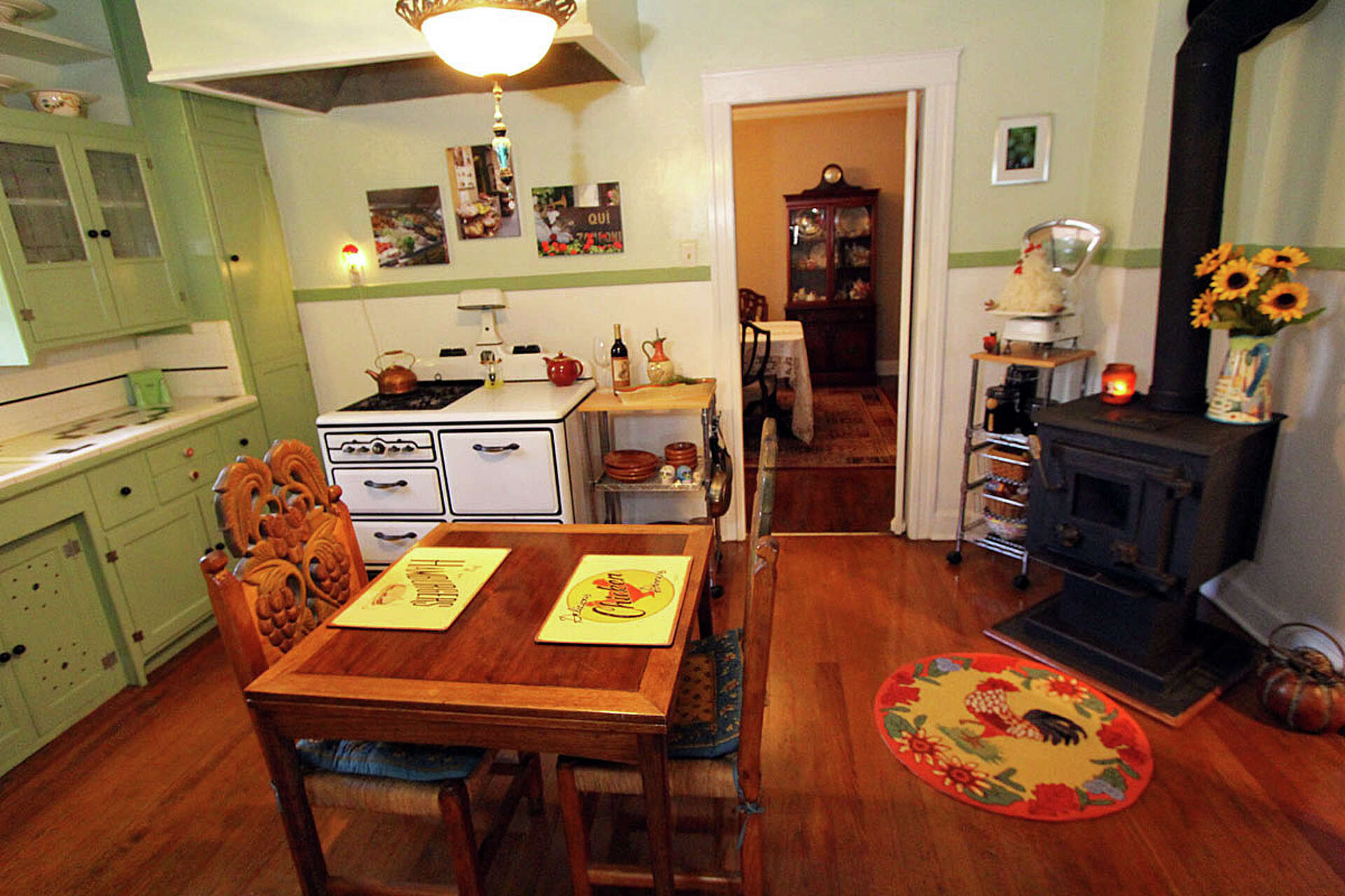 A throwback to the ’30s, right down to the kitchen stove