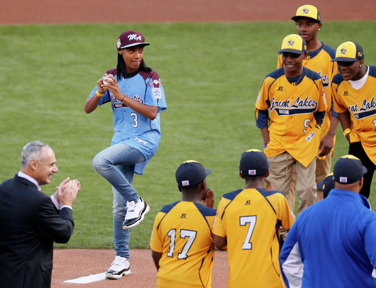 Little League star Mo’ne Davis still sensational on 1st pitch