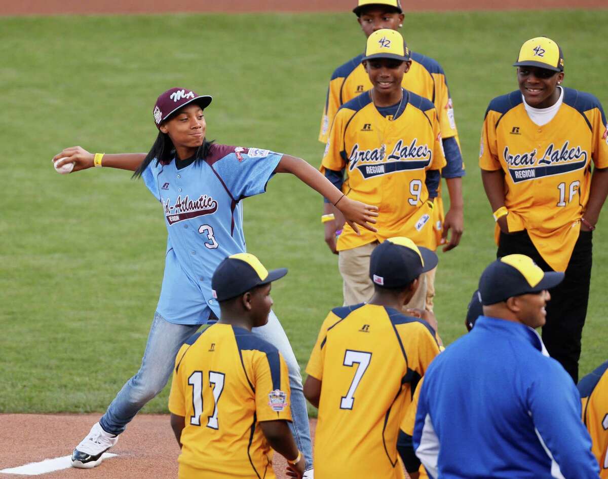 Little League star Mo’ne Davis still sensational on 1st pitch