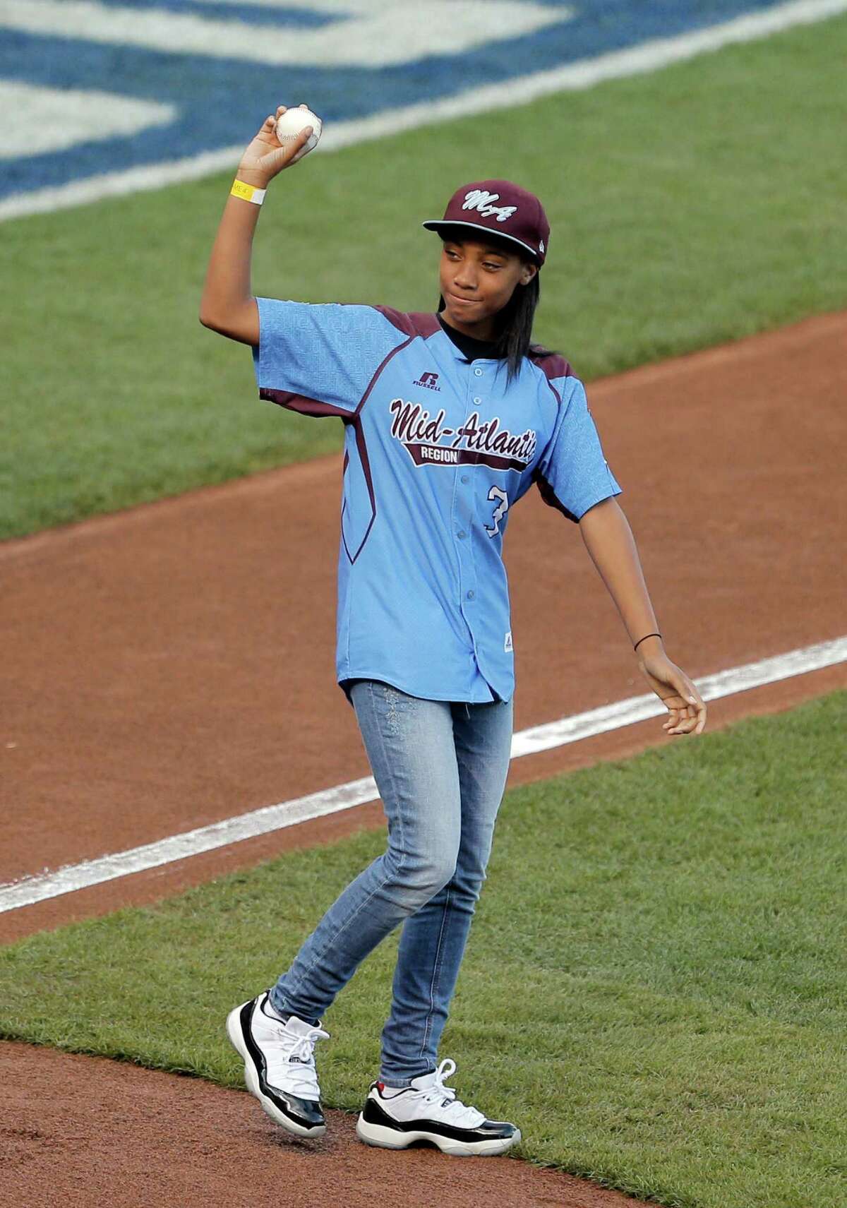Little League star Mo’ne Davis still sensational on 1st pitch