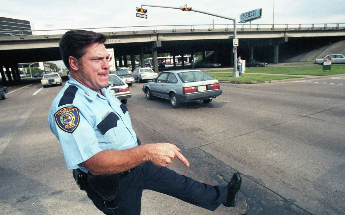 Jones, officer known for flamboyant traffic-directing, dies at 70