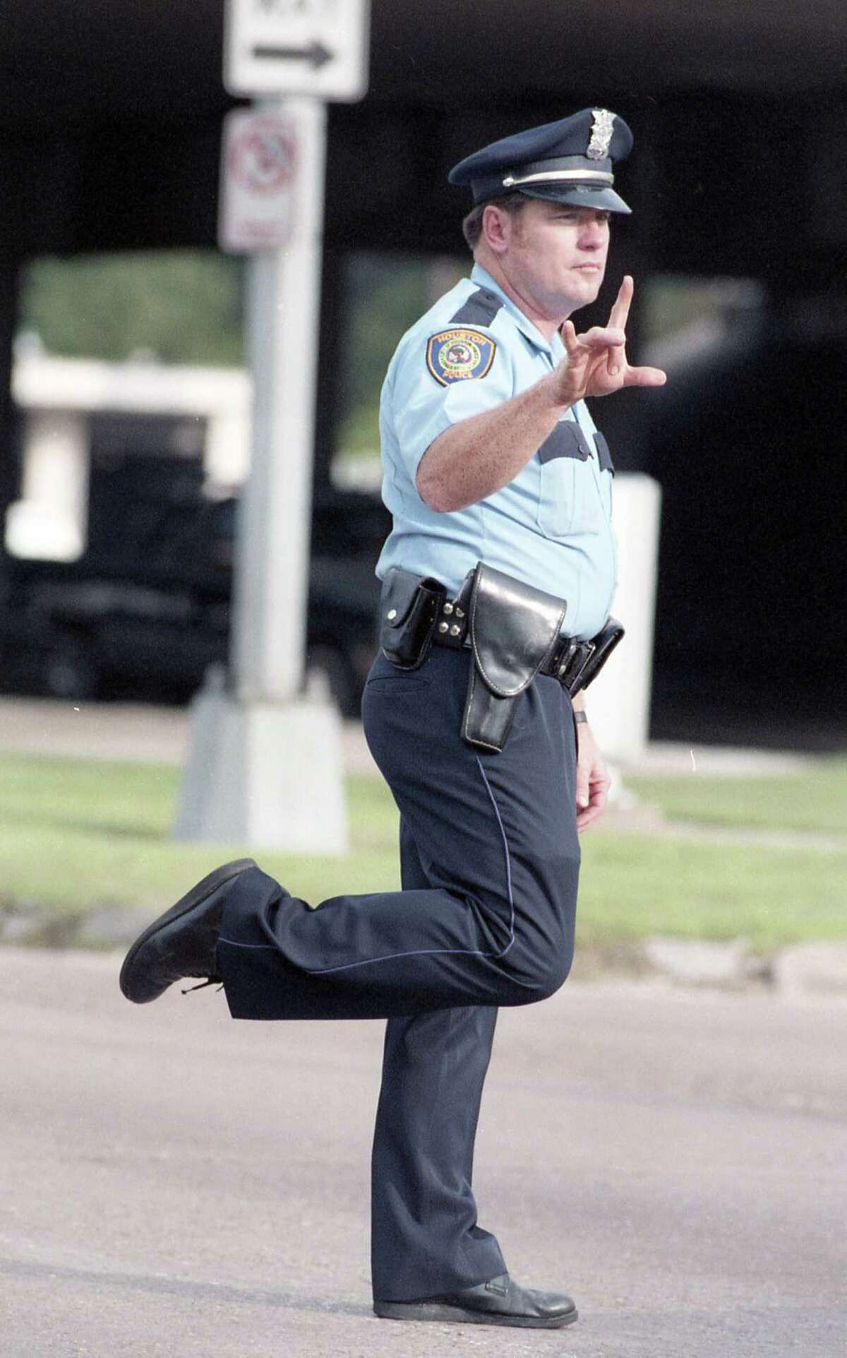 Jones, officer known for flamboyant traffic-directing, dies at 70