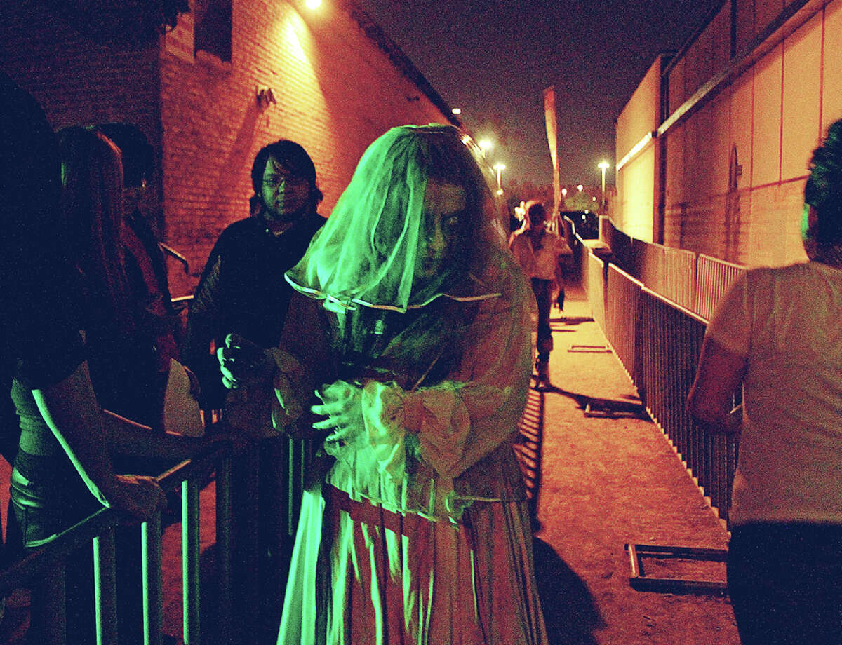 7 types of people that go to a haunted house