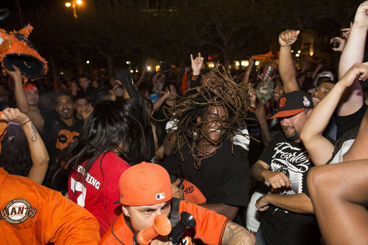 Fans go wild as Giants hammer down World Series win