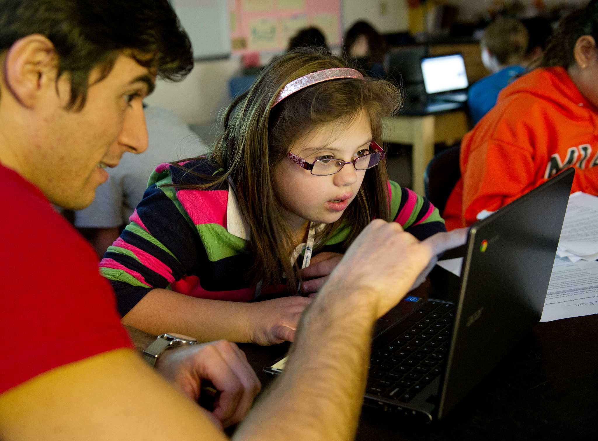 Greenwich sixth graders give thumbs up to new computers