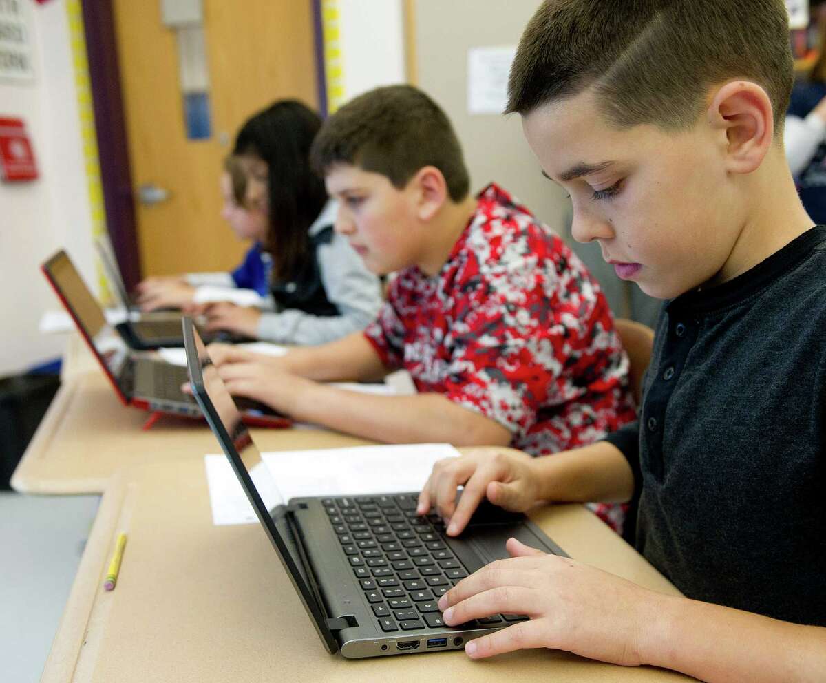 Greenwich sixth graders give thumbs up to new computers