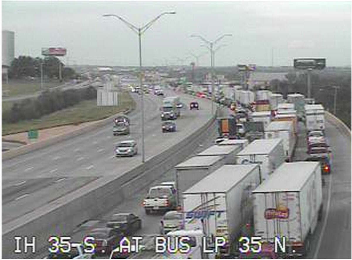 Jackknifed big rig causes closure of southbound I-35 lanes near New ...