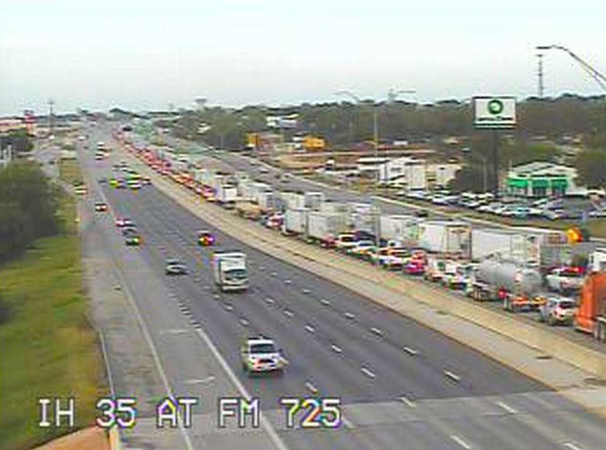 Jackknifed big rig causes closure of southbound I-35 lanes near New ...