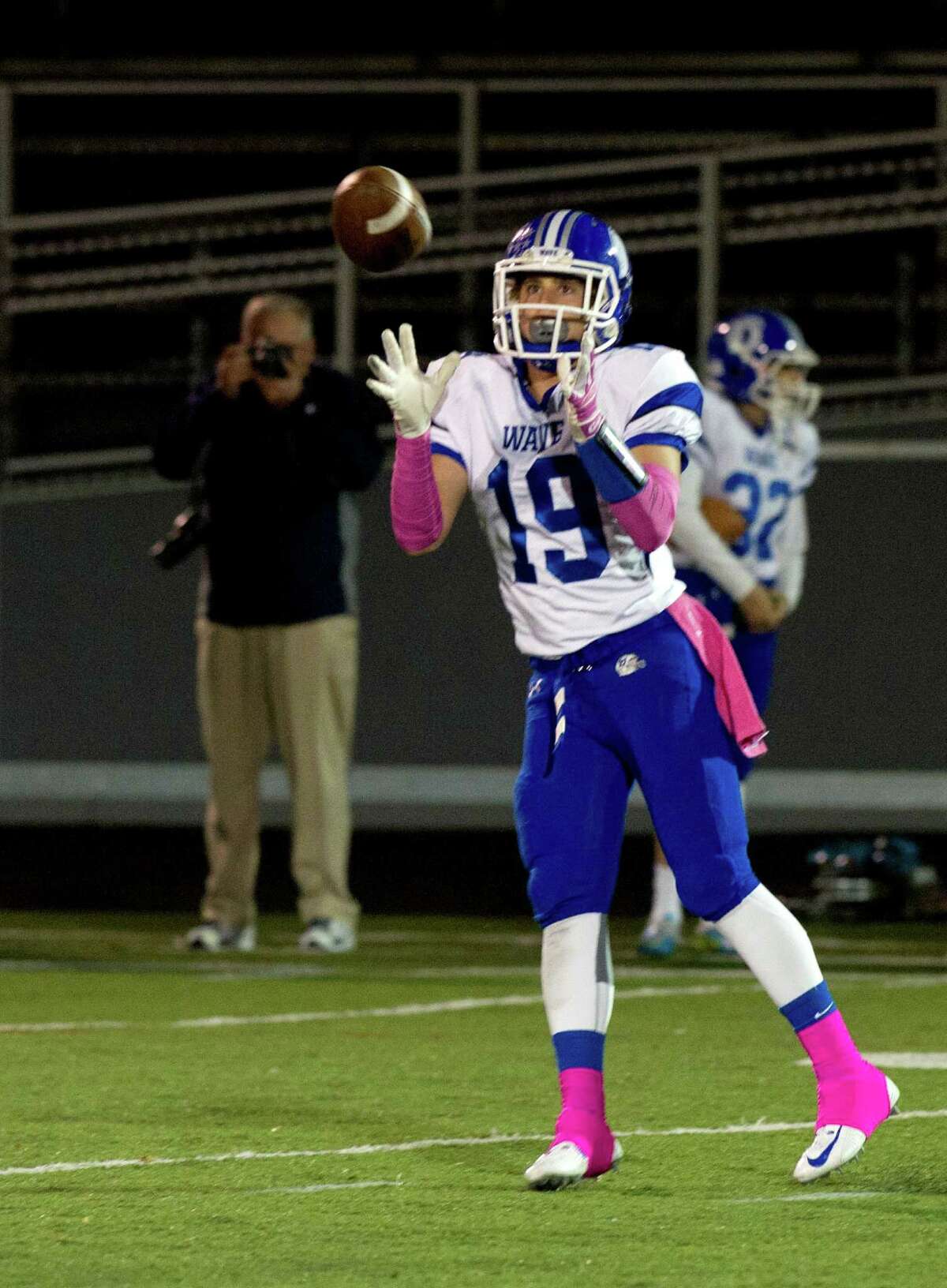Darien football routs Wilton