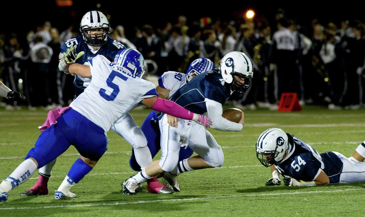 Darien football routs Wilton