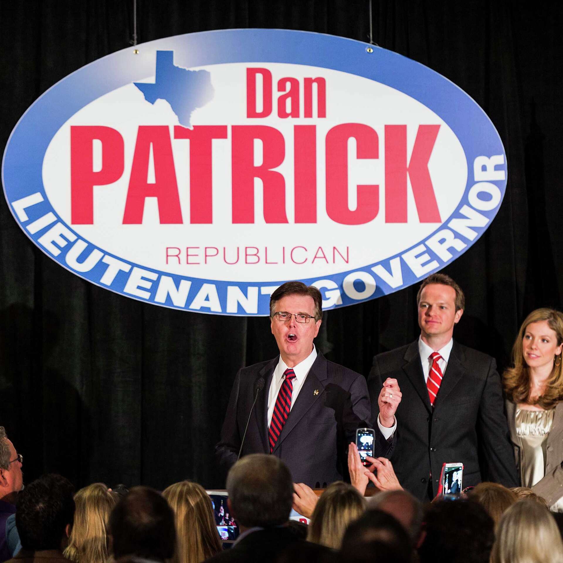 Dan Patrick handily wins over Van de Putte