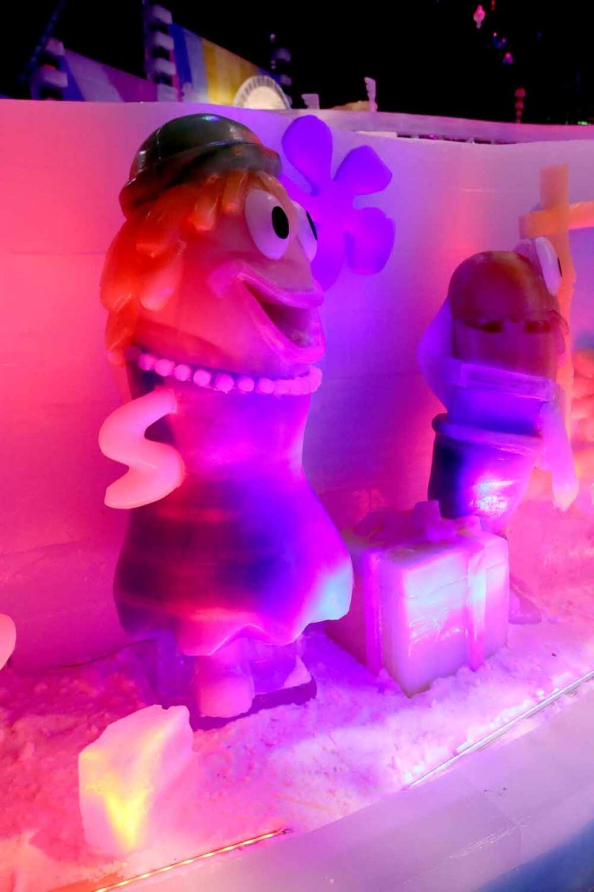 Massive SpongeBob ice sculpture debuts at Moody Gardens