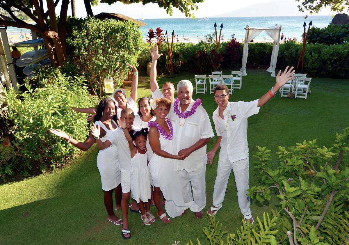 Houston woman surprises husband with Hawaiian ceremony
