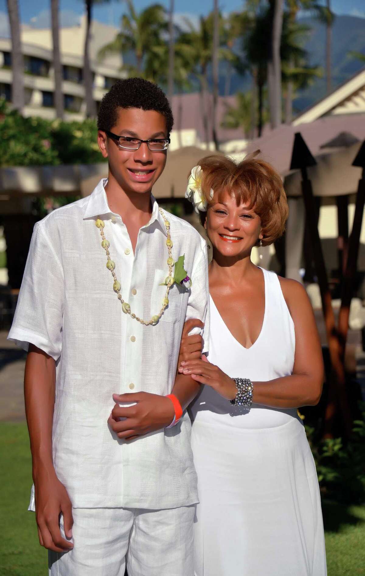 Houston woman surprises husband with Hawaiian ceremony