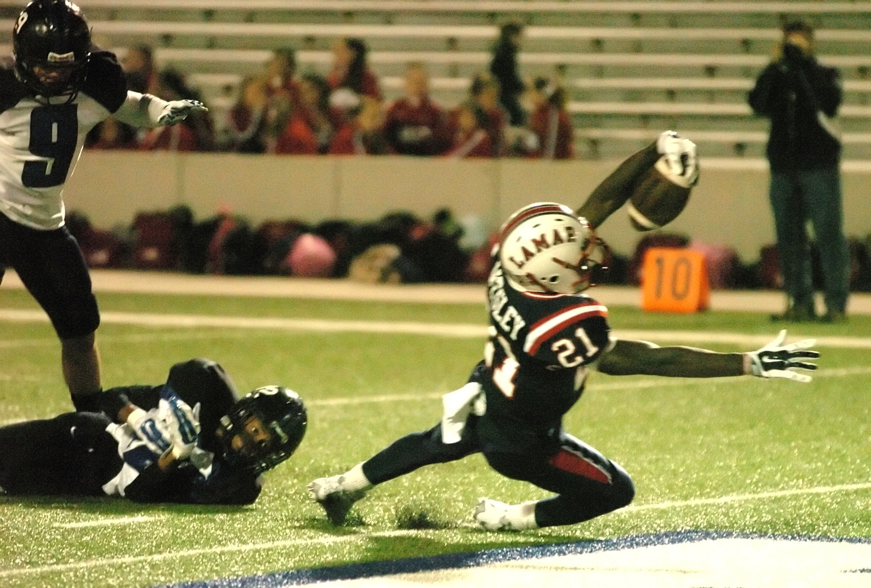 Lamar wraps up district title