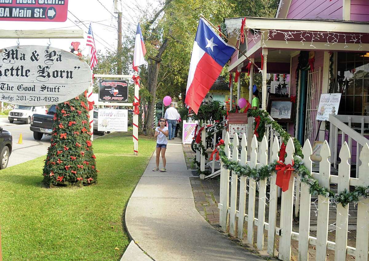 Old Town Spring rings in holiday season