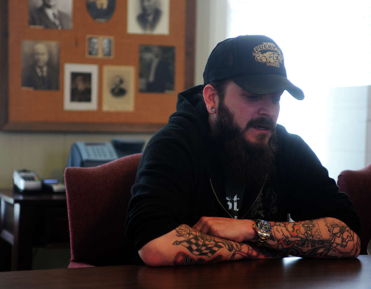 Veterans' graves must wait for their markers