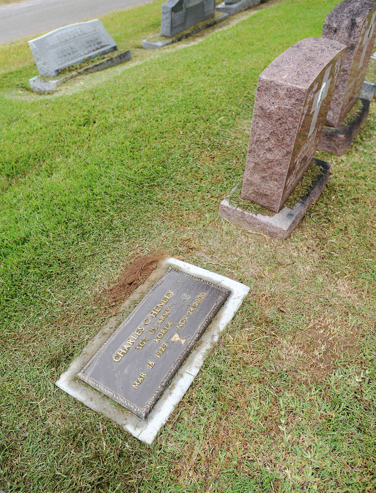 Veterans' graves must wait for their markers