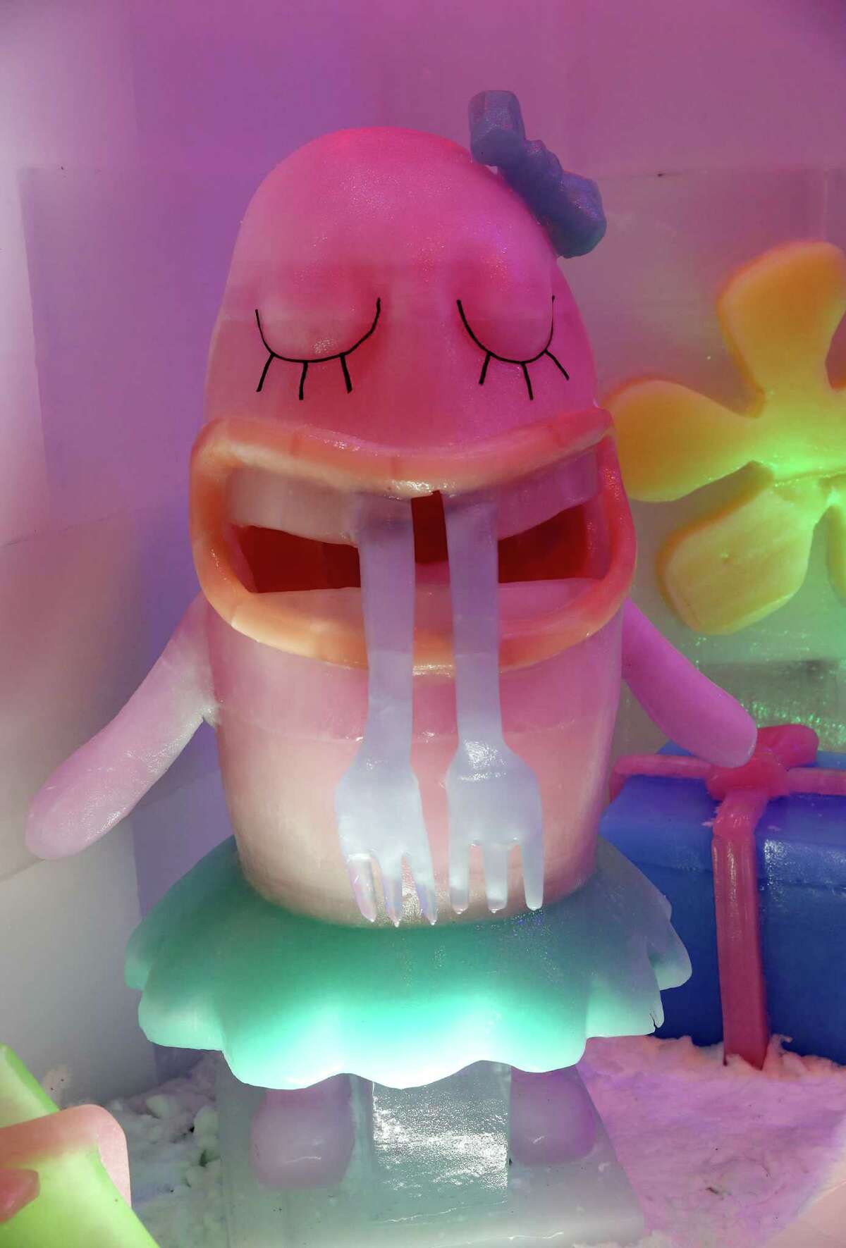 Massive SpongeBob ice sculpture debuts at Moody Gardens