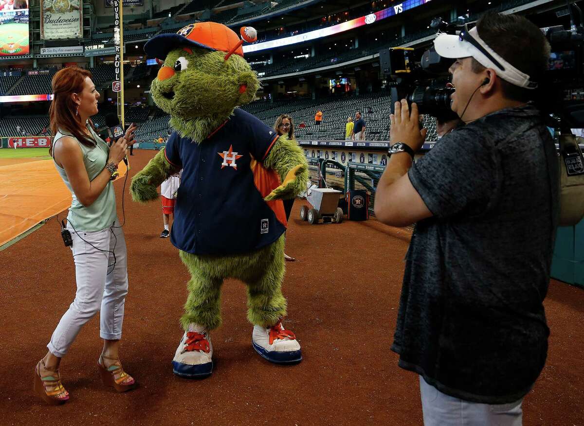 Things to know about Astros' sideline reporter Julia Morales