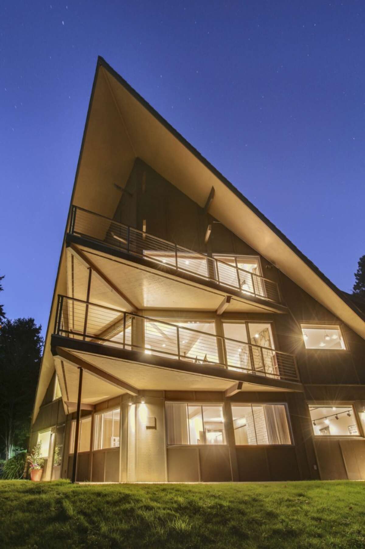 This '60s house rocks Space-Age vibe