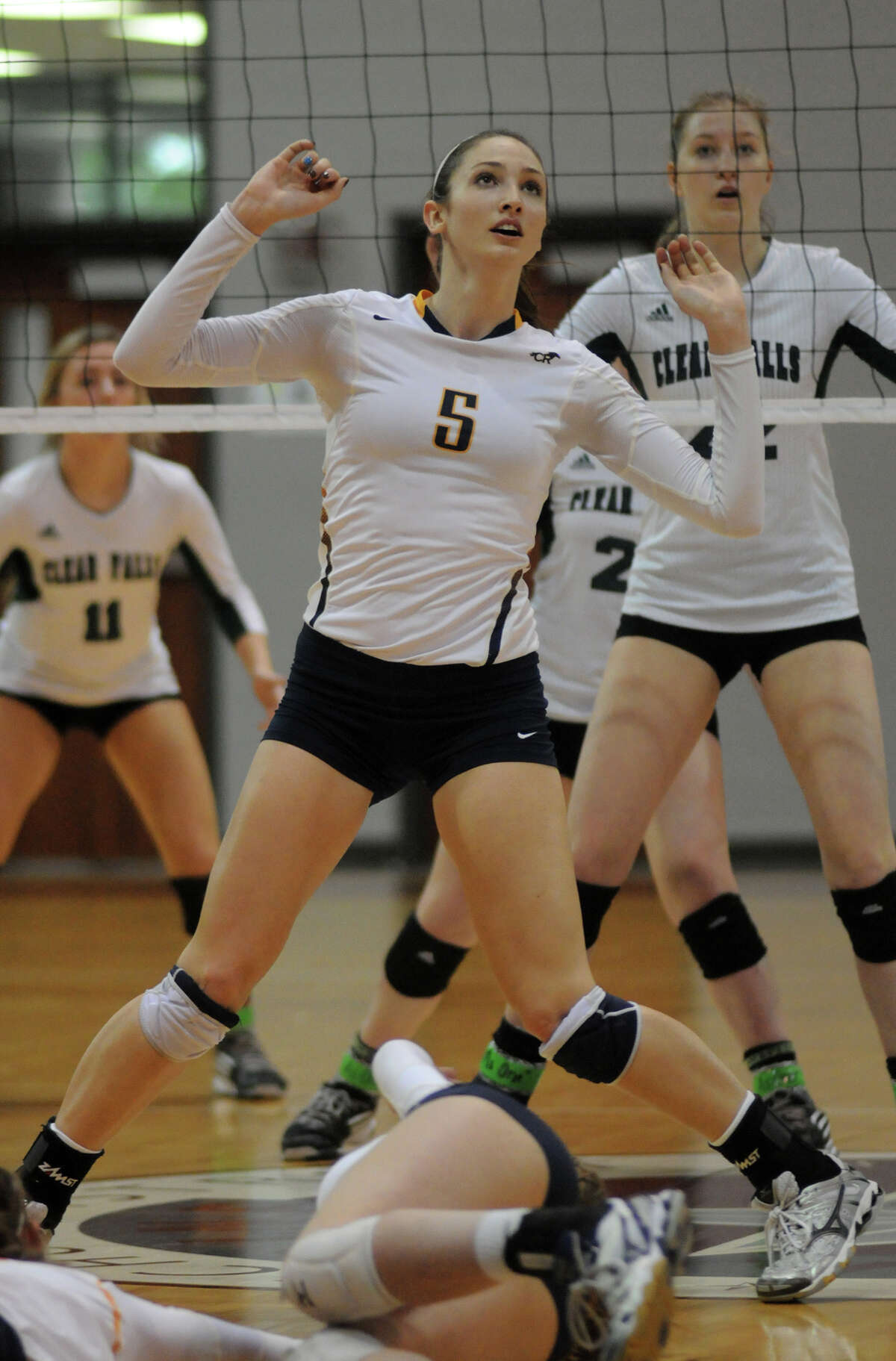 Clear Falls, The Woodlands advance to state in volleyball