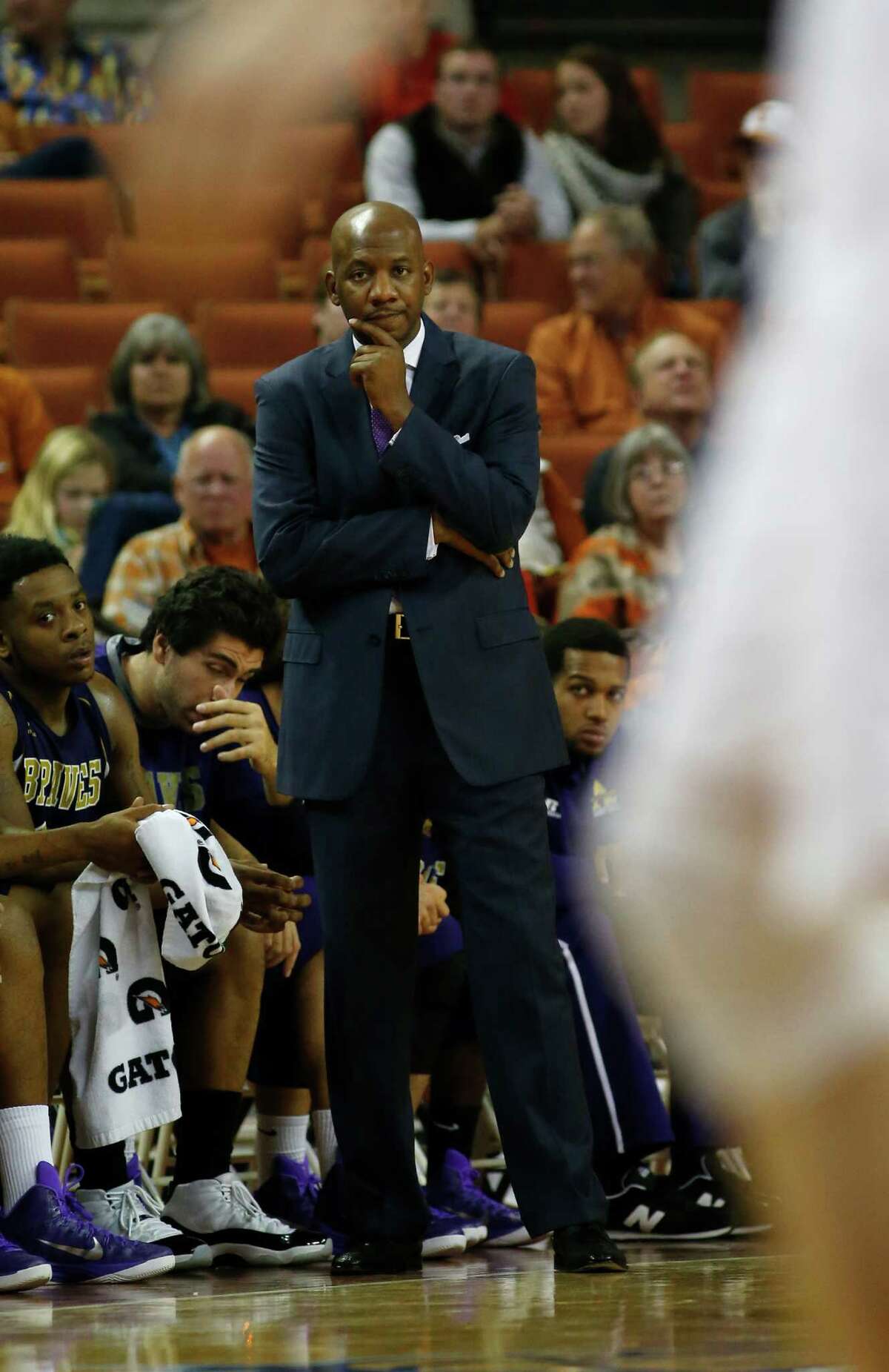 Isaiah Taylor shows off shooting touch as No. 10 Longhorns improve to 2-0