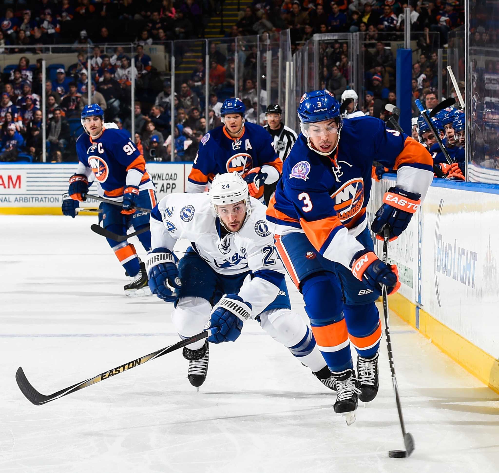 Islanders bolt past Lightning
