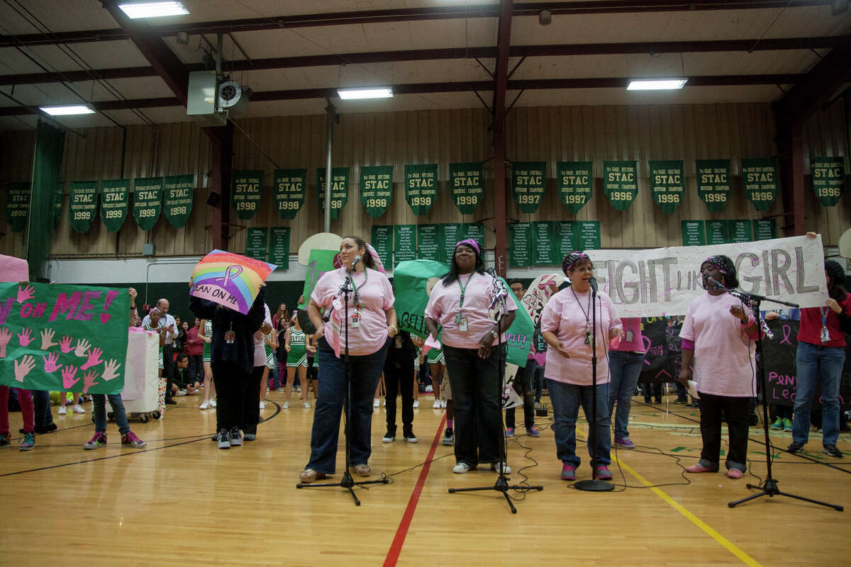 Kitty Hawk Middle School rallies for teacher with cancer