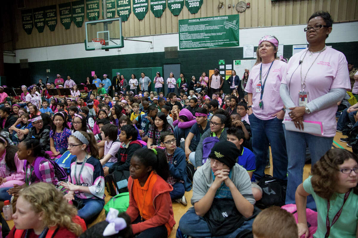 Kitty Hawk Middle School rallies for teacher with cancer