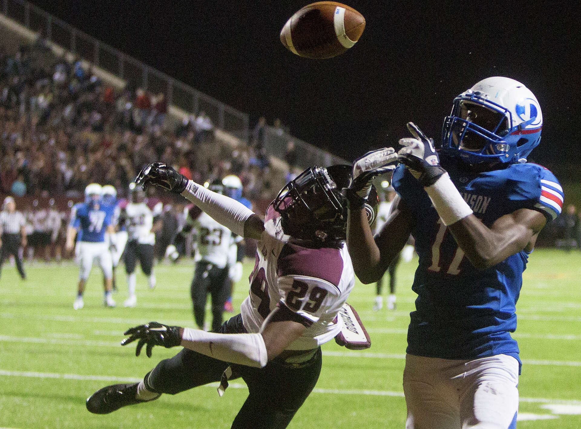 Dickinson extends undefeated season with win over Pearland in playoffs