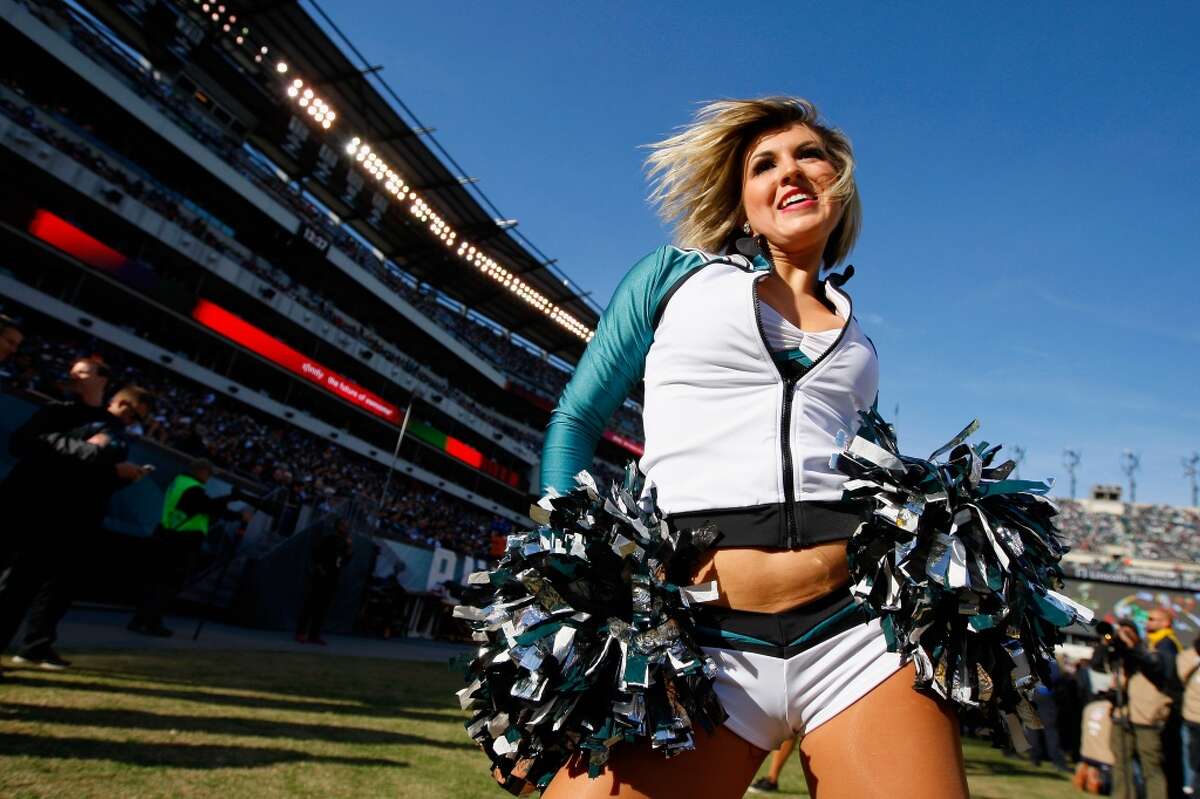 Despite Lawsuits Nfl Cheerleaders Still Earn Astronomically Low Pay